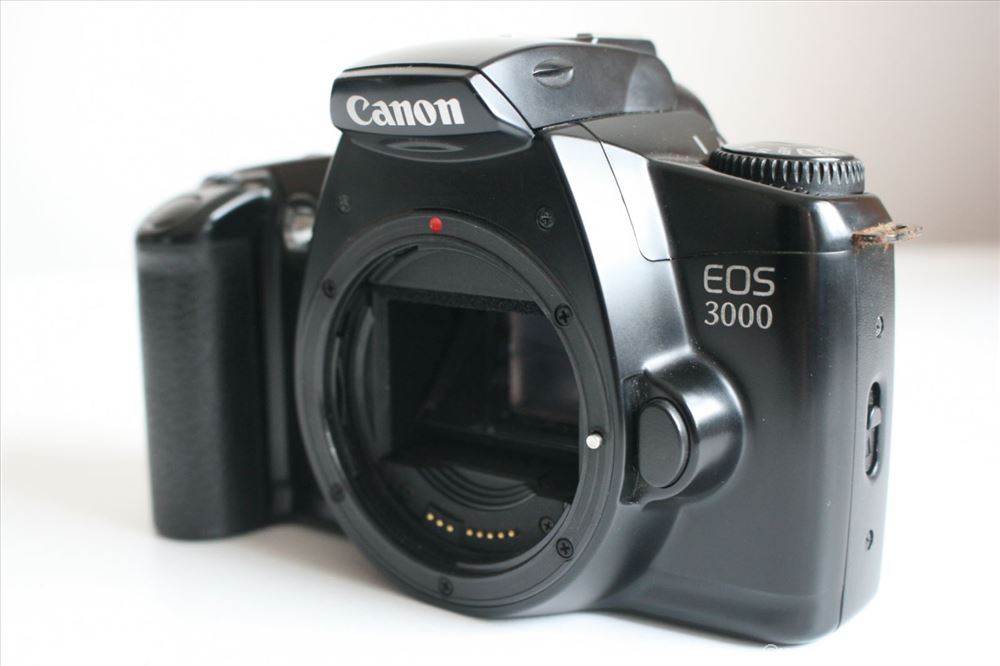 Canon EOS 3000 (Na stanju) | Halo Oglasi