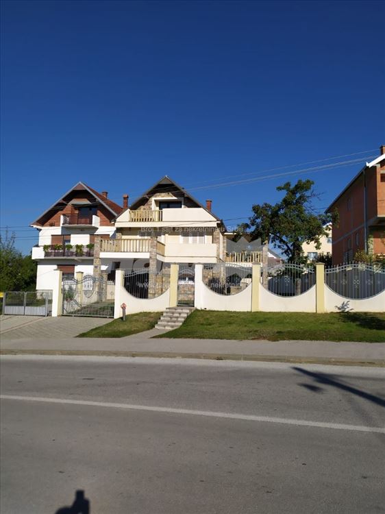 Lepa kuca u Stanovu | Halo Oglasi