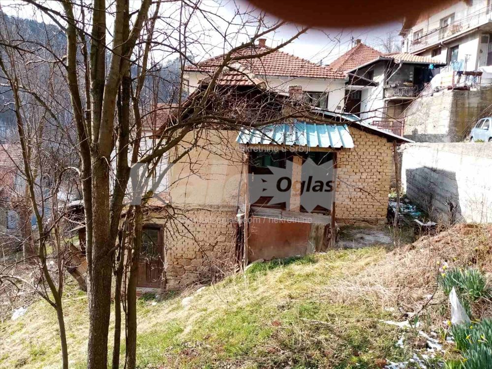 Plac sa starom kucom | Halo Oglasi