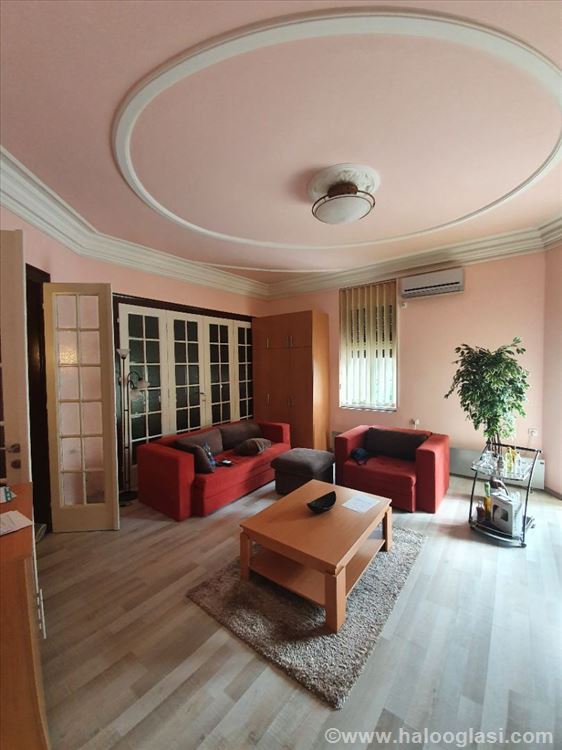Stari Grad, Salonac kod I Ekonomske škole 100m2 | Halo Oglasi