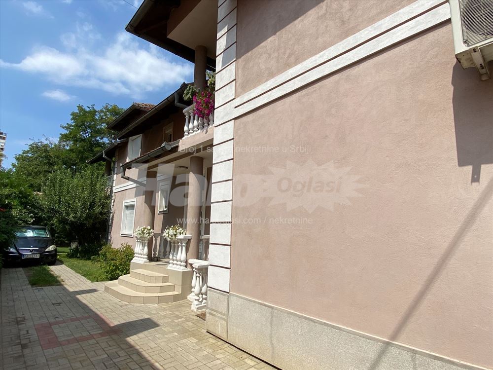 Kuca na prodaju Cacak, centar grada 240 kvadrata | Halo Oglasi