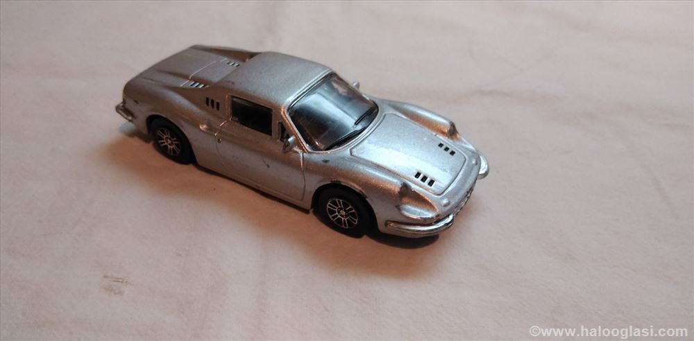 Burago Ferrari Dino 1:43 China, sivi malo izgreban | Halo Oglasi