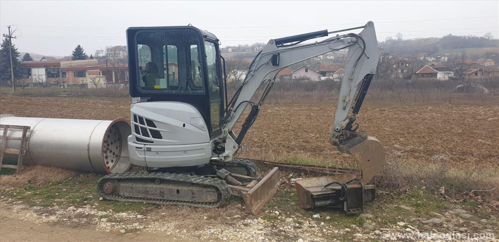 New Holland bager 27.2C Bager 2010. godište | Halo Oglasi