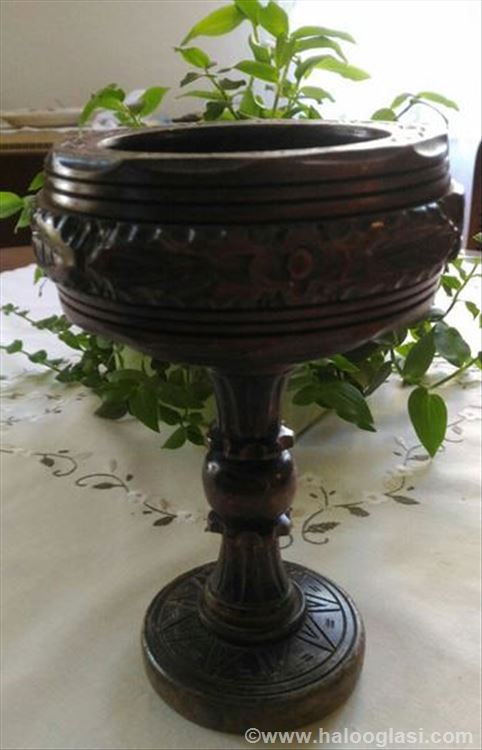 Izrezbareni drveni pehar - svecnjak | Halo Oglasi