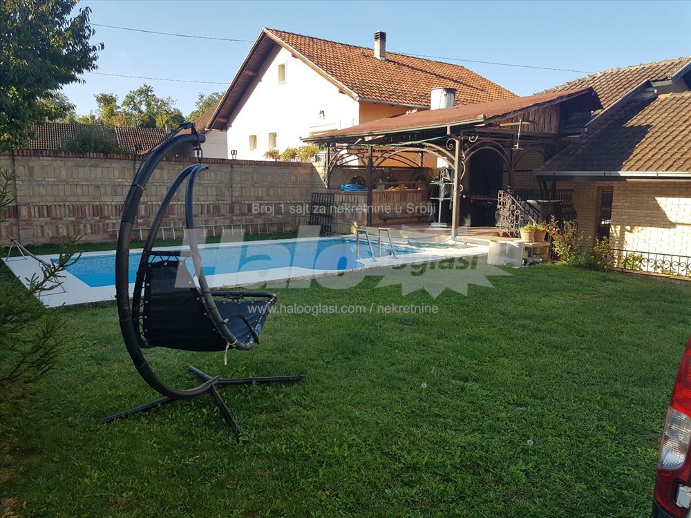 Izdaje se Lux kuca sa bazenom | Halo Oglasi