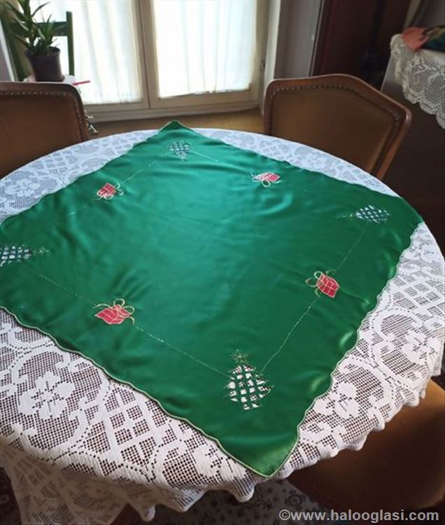 Novogodišnji svileni stolnjak 82 x 82 cm | Halo Oglasi