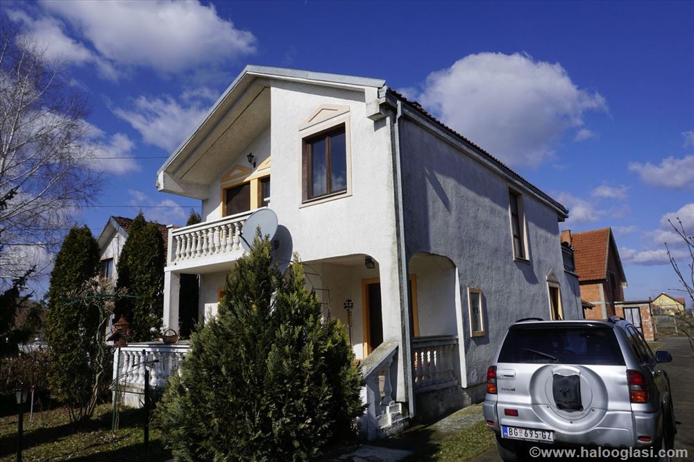 Kuća 200m2+115m2.pom.kuća- na placu od 20 ari | Halo Oglasi