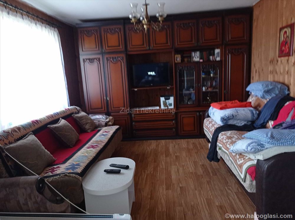 Vozdovac, Ripanj, kuća sa kompletnim domaćinstvom, | Halo Oglasi