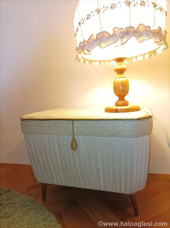 Predivan stari stilski tabure za odlaganje stvari. | Halo Oglasi