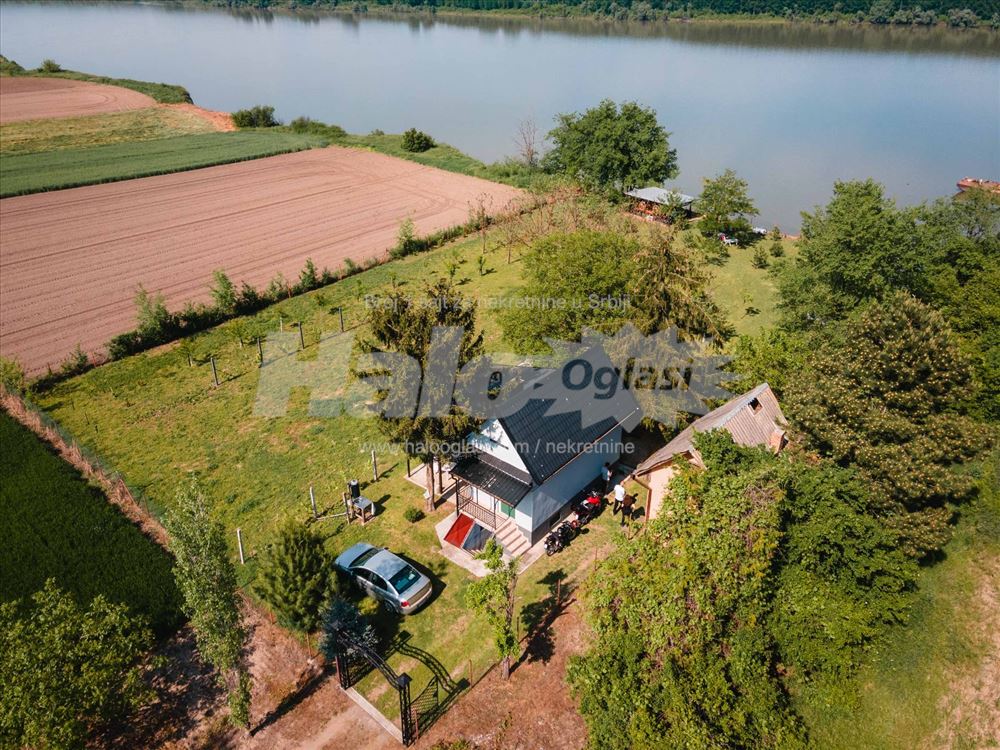 Plac i vikendica na obali dunava | Halo Oglasi