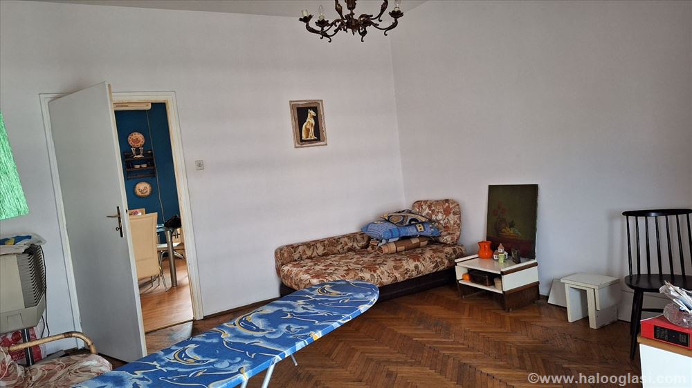 Stari grad kod Londona salonac sa dva ulaza | Halo Oglasi