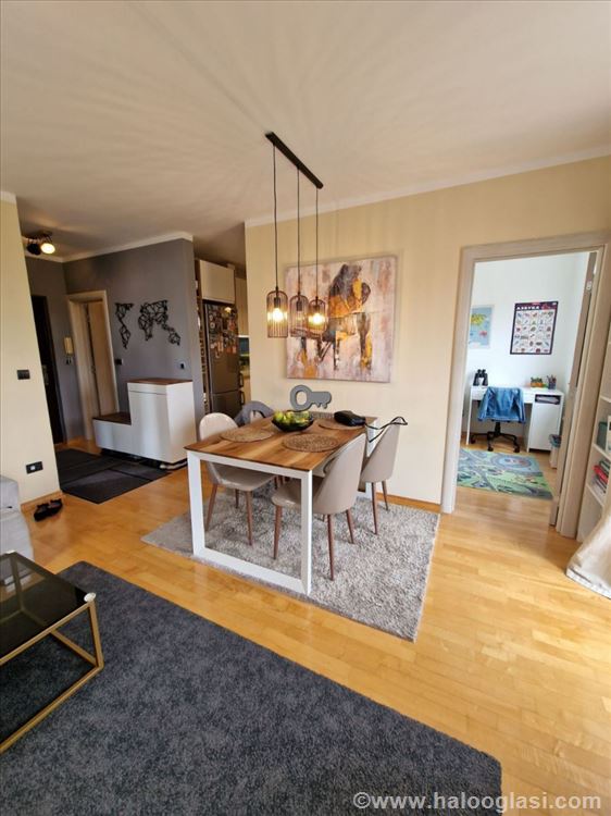 Sa parking mestom, trosoban, ekstra ponuda | Halo Oglasi