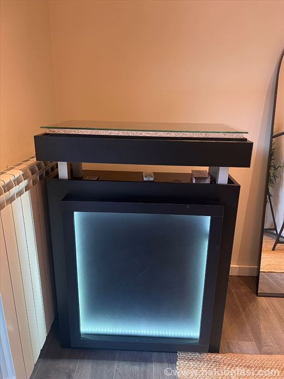 Led pult za butik, salon, prodavnicu | Halo Oglasi