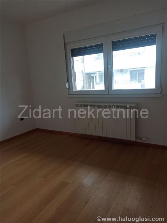 Lux stan Autokomanda 78m2 + 60m2 balkonsko dvorišt | Halo Oglasi