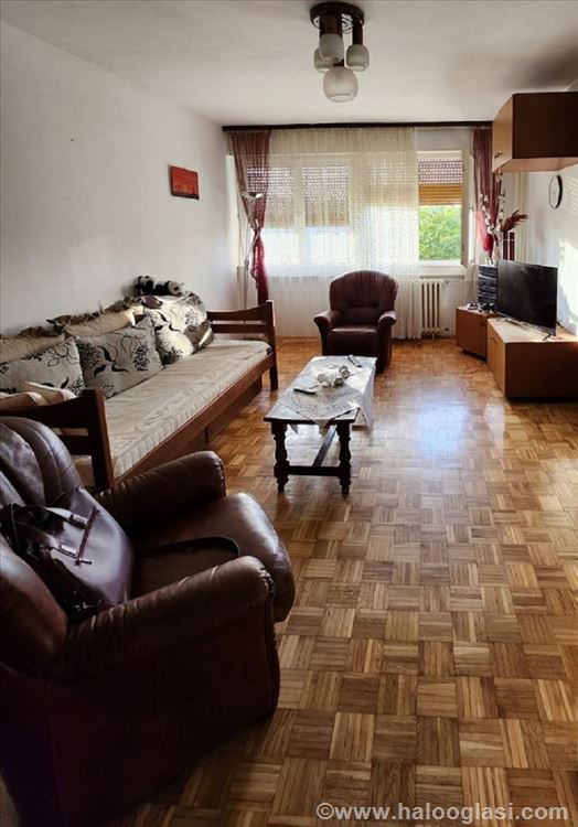 Dvosoban stan, žuta fasadna, Matice srpske, 65m2 | Halo Oglasi