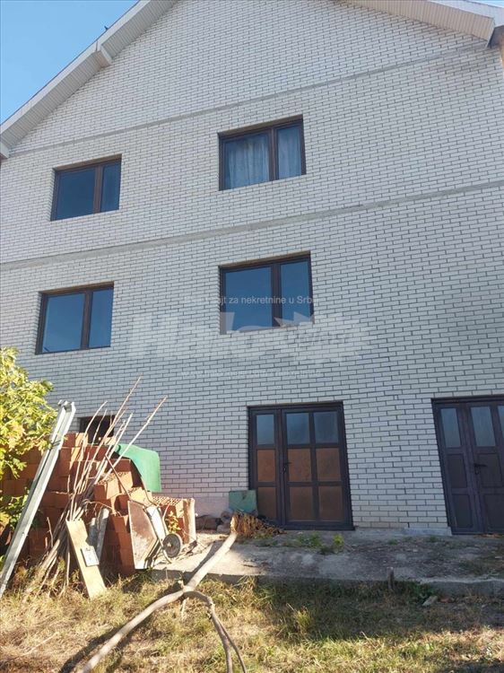 Kuca u centru Rekovca sa dva lokala | Halo Oglasi