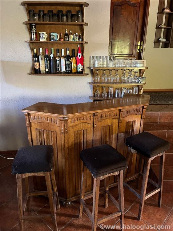 Šank sa policama i bar stolicama na prodaju | Halo Oglasi