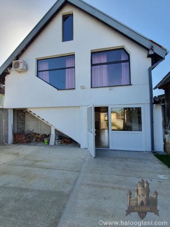 Potpuno opremljena kuća sa pripadajućim placem | Halo Oglasi