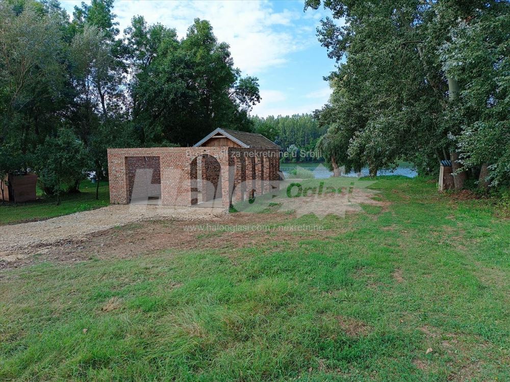 Vikendica na placu od 62 ara pored reke | Halo Oglasi