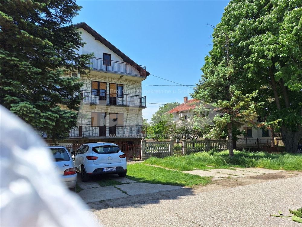 Surčin, Jakovo centar kod škole | Halo Oglasi