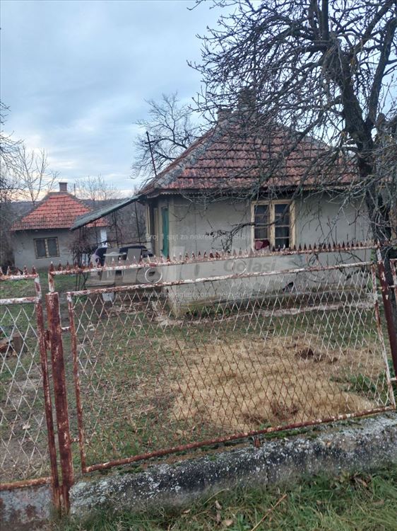 Prodajem plac sa dve kuce, Sopot - Stojnik | Halo Oglasi