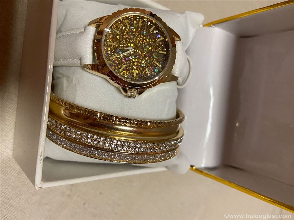 Nov-set sat i narukvice | Halo Oglasi