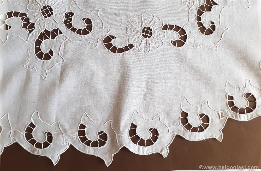 Stolnjak sa belim vezom 70 x 110 cm | Halo Oglasi