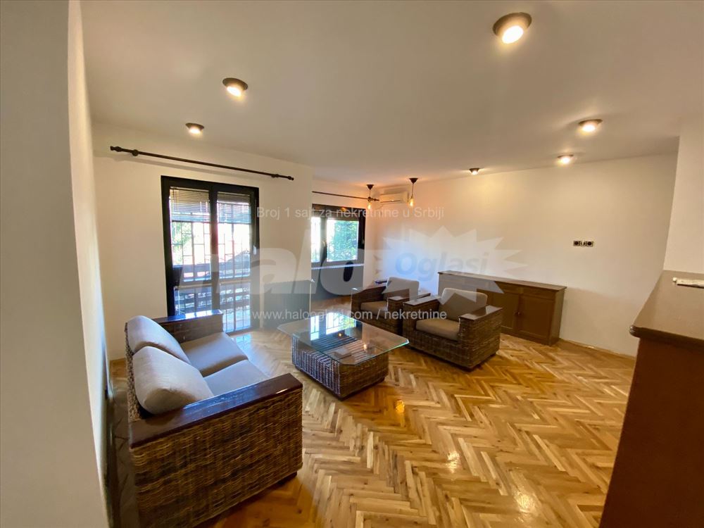 Autokomanda stan sa garažom | Halo Oglasi