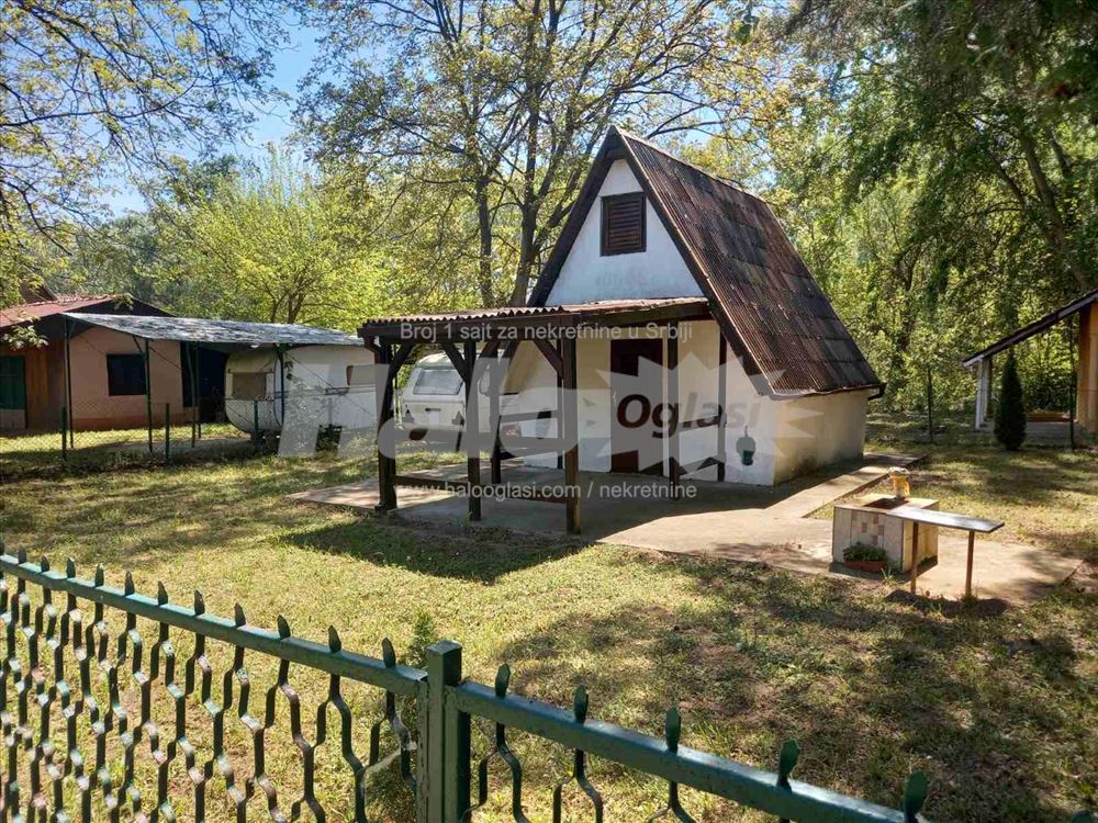 Vikendica na Srebrnom jezeru, 50m od jezera | Halo Oglasi