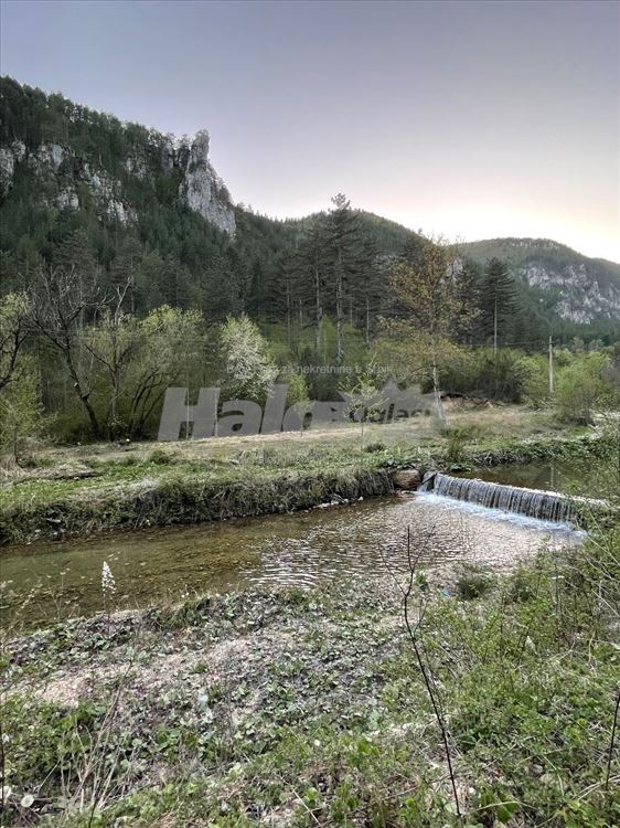 Prodajem plac pored reke u Mokroj Gori | Halo Oglasi