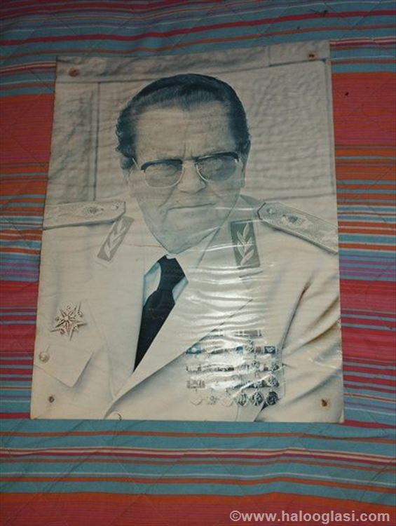 Plastificirana Titova slika | Halo Oglasi