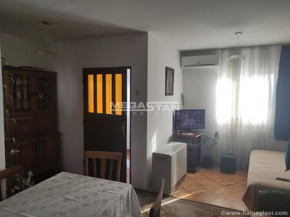 Jajinci, u blizini Memorijalnog parka, iz 2003-će | Halo Oglasi