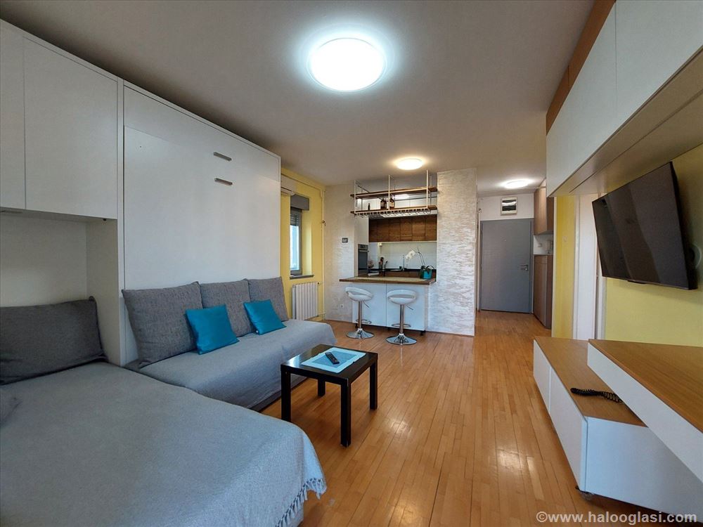 Odličan stan sa odvojenom spavacom sobom | Halo Oglasi