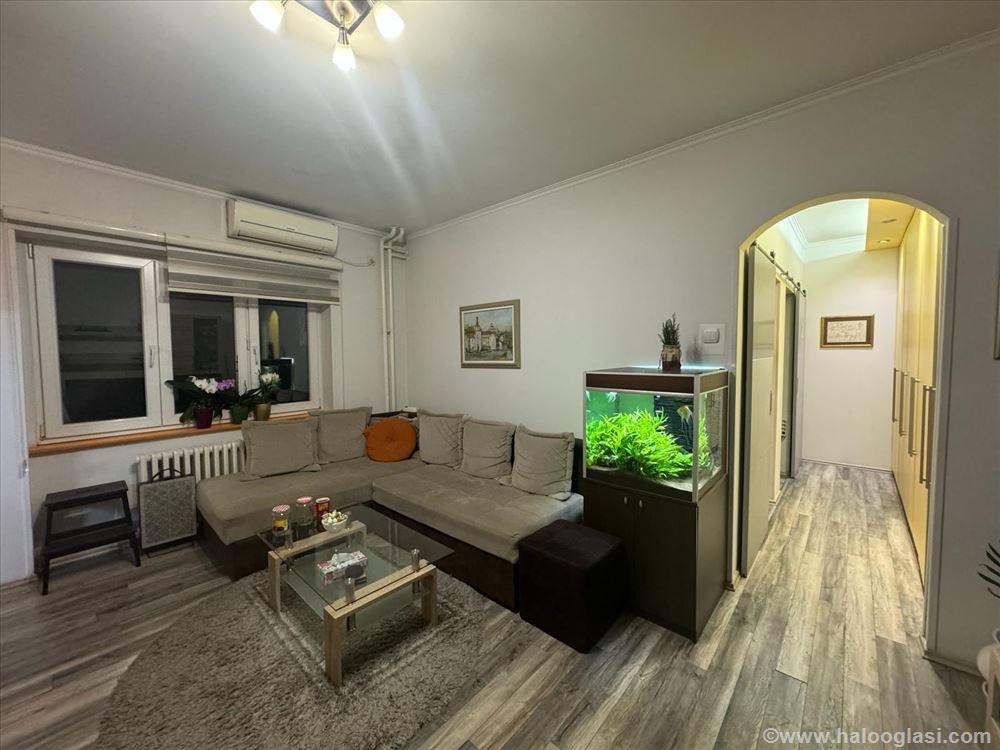 Stari Merkator, 61m2, 2 lođe, renoviran | Halo Oglasi