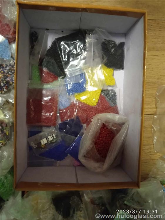 sitne staklene perlice ya nakit ili odeću | Halo Oglasi