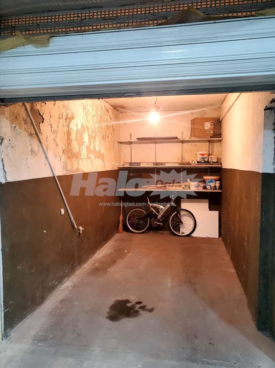Garaza sa rolo-vratima - Garage with roll-up door | Halo Oglasi