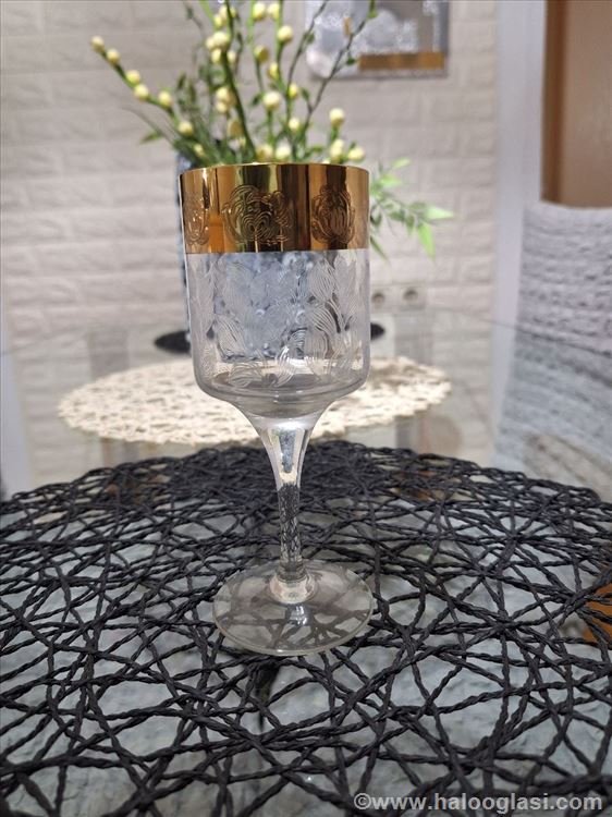 Staklene čaše sa zlatnim detaljima | Halo Oglasi