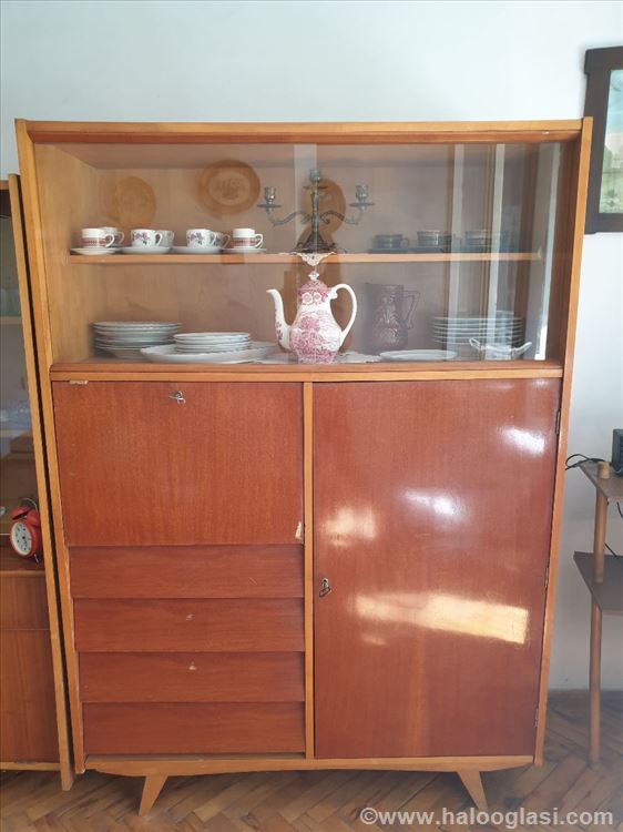 Drvena vitrina | Halo Oglasi