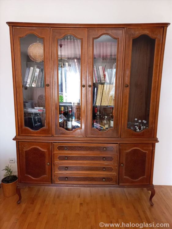 Drvena vitrina | Halo Oglasi
