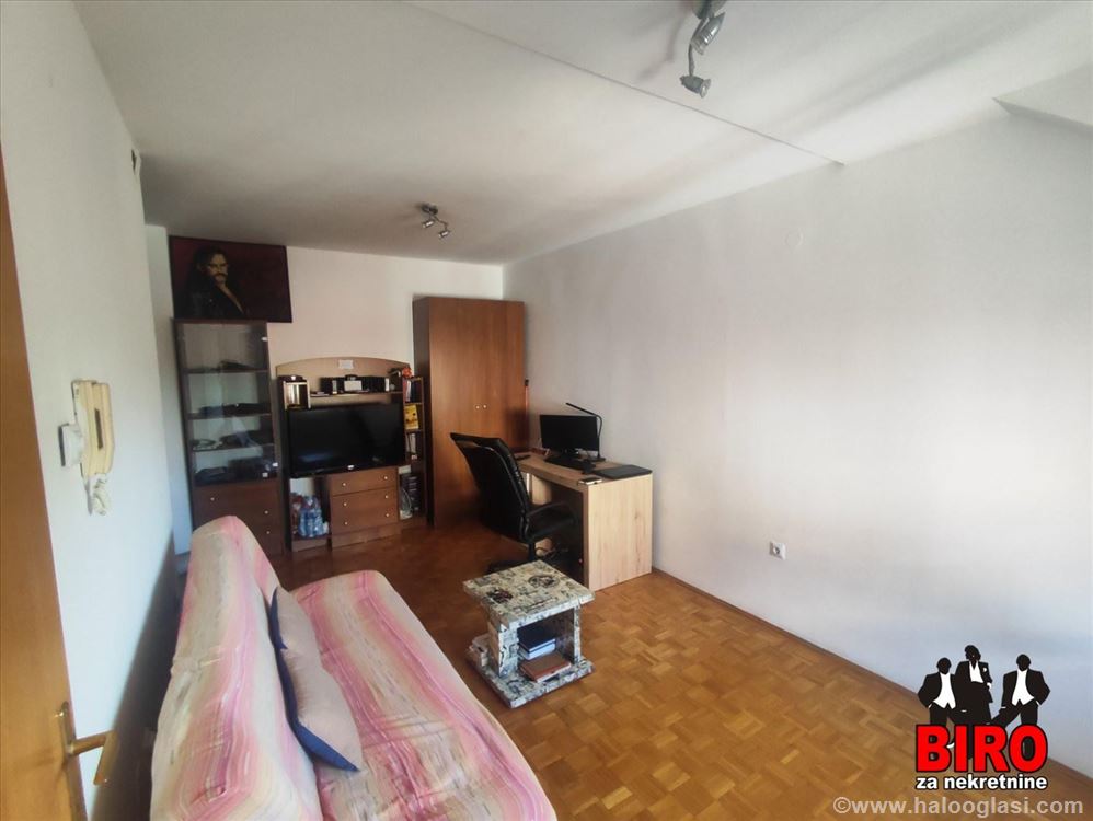 Spens 26 m2 garsonjera | Halo Oglasi