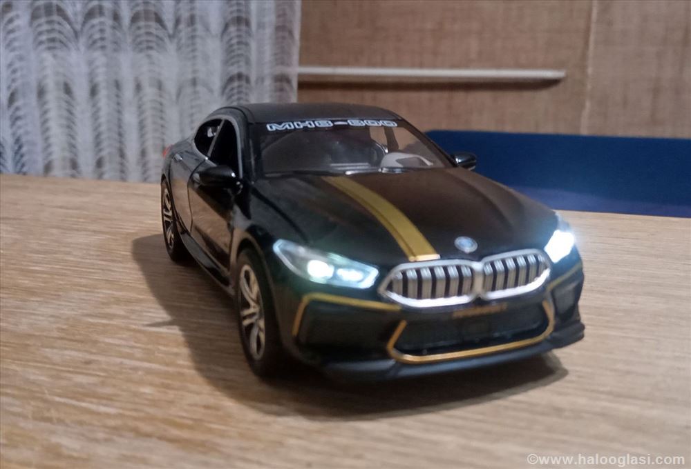 Metalni model automobila BMW M8 | Halo Oglasi