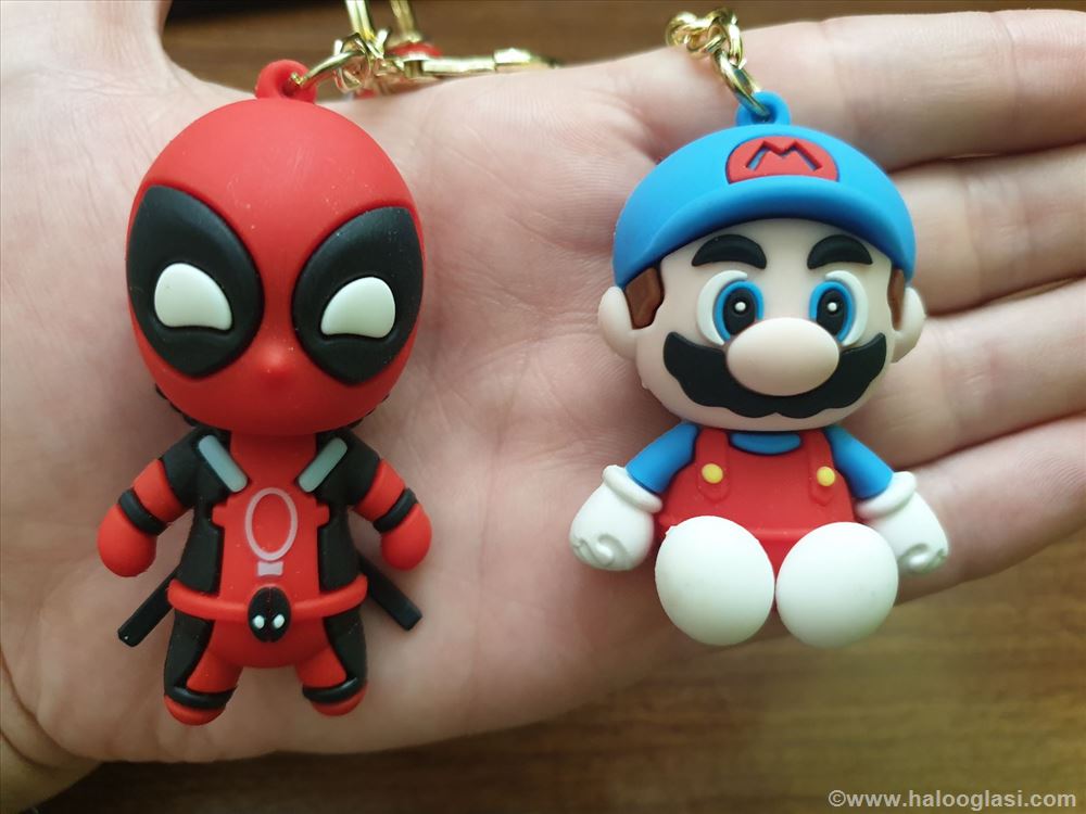 Privezak Deadpool i Super Mario cena za oba | Halo Oglasi