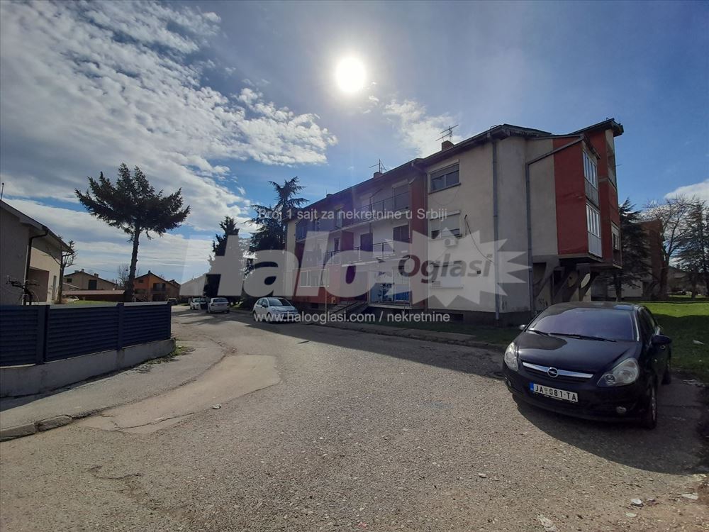 Trosoban komforan stan, podrum i velika tetasa | Halo Oglasi