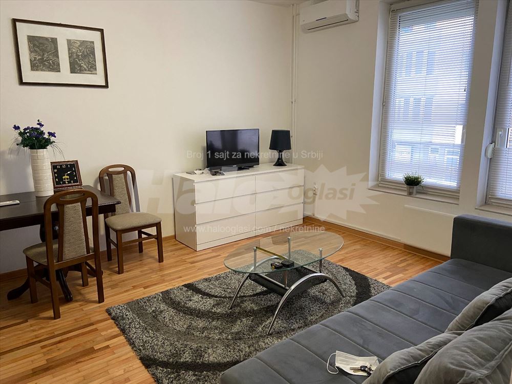 Filmski grad, jednoiposoban, namešten | Halo Oglasi