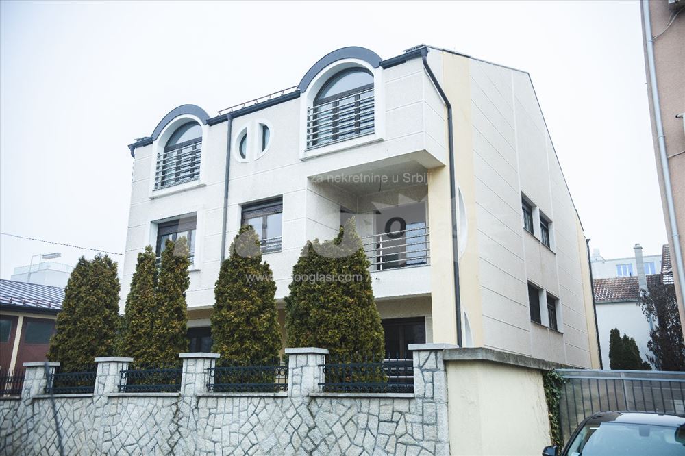 Stambena zgrada 1/1-moguća izgradnja novog objekta | Halo Oglasi