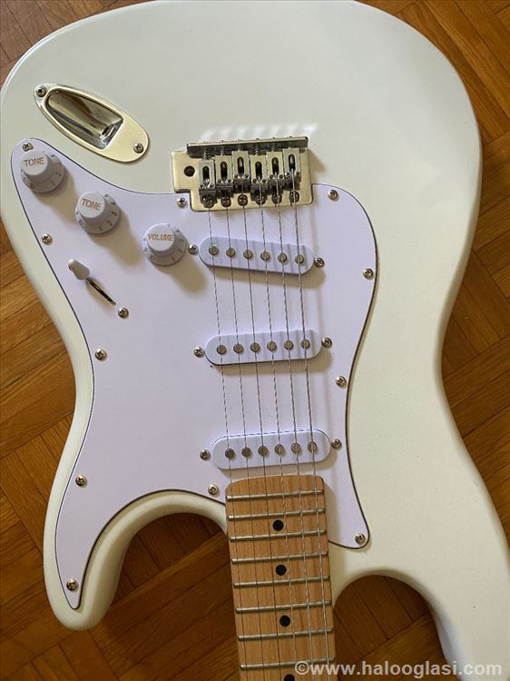 Stratocaster elektricna gitara i pojacalo | Halo Oglasi