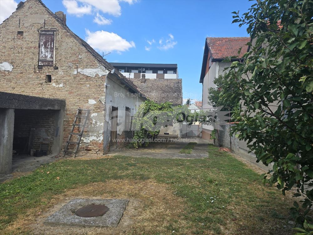 Ruma, centar prva zona plac sa kućom | Halo Oglasi