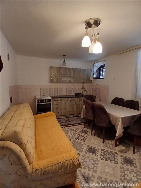 Izdaje se stan u prizemlju kuće, u blizini Kliničk | Halo Oglasi