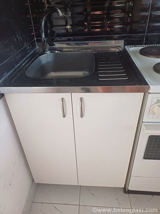 Sudopera sa kuhinjskim elementom i slavinom | Halo Oglasi