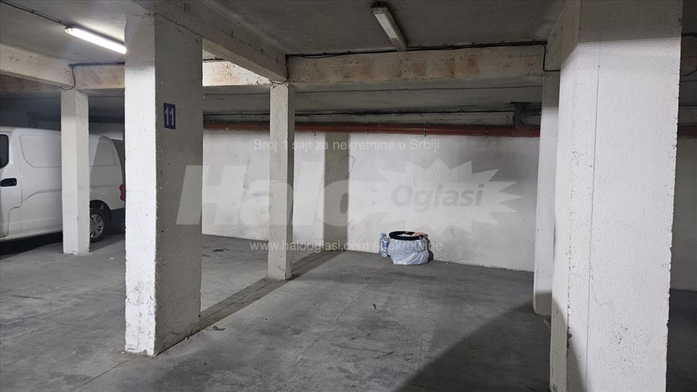 Garaza mesto u zgradi 16,5m2 | Halo Oglasi